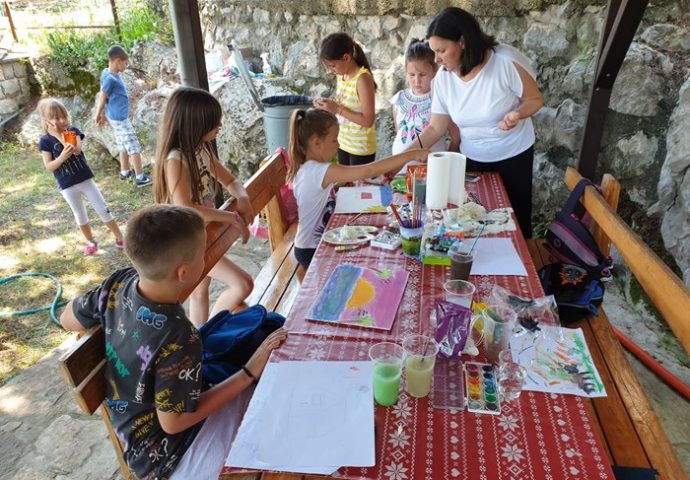 12. likovna kolonija okupila 30 učesnika – Selo Cerovac inspiracija za mlade umjetnike ...