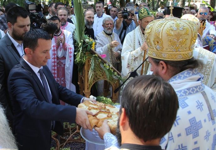 U porti Sabornog hrama prelomljen slavski kolač | Hercegovina Press