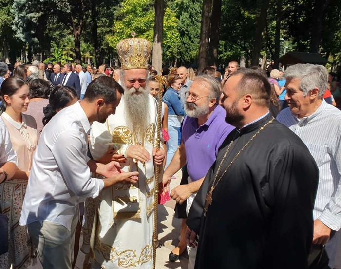 U porti Sabornog hrama prelomljen slavski kolač | Hercegovina Press