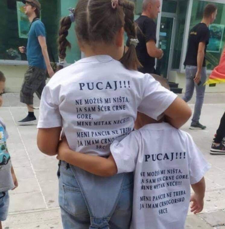 SKANDALOZNA zloupotreba djece: Morbidni natpisi na majicama najmlađih ...