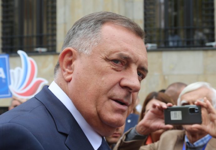 Dodik: Biće sankcija za one koji kriju zaposlene koji dobijaju plate, a ... Dodik: Biće sankcija za one koji kriju zaposlene koji dobijaju plate, a ...